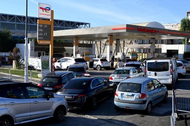 Η απεργία στα διυλιστήρια «λυγίζει» Γαλλία-Στέρεψε μεγάλος αριθμός ...