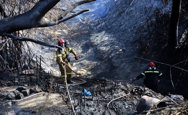 Μαίνεται η μεγάλη φωτιά στην Κάρυστο – Ενισχύθηκαν οι δυνάμεις