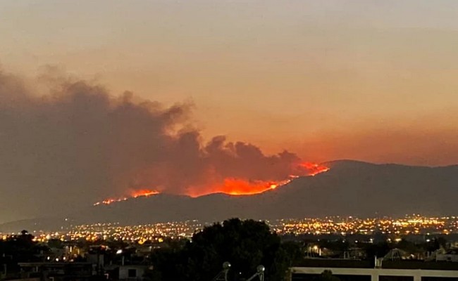 Ολονύχτια μάχη για να σωθεί ο Εθνικός Δρυμός της Πάρνηθας – Εκκενώθηκαν ...